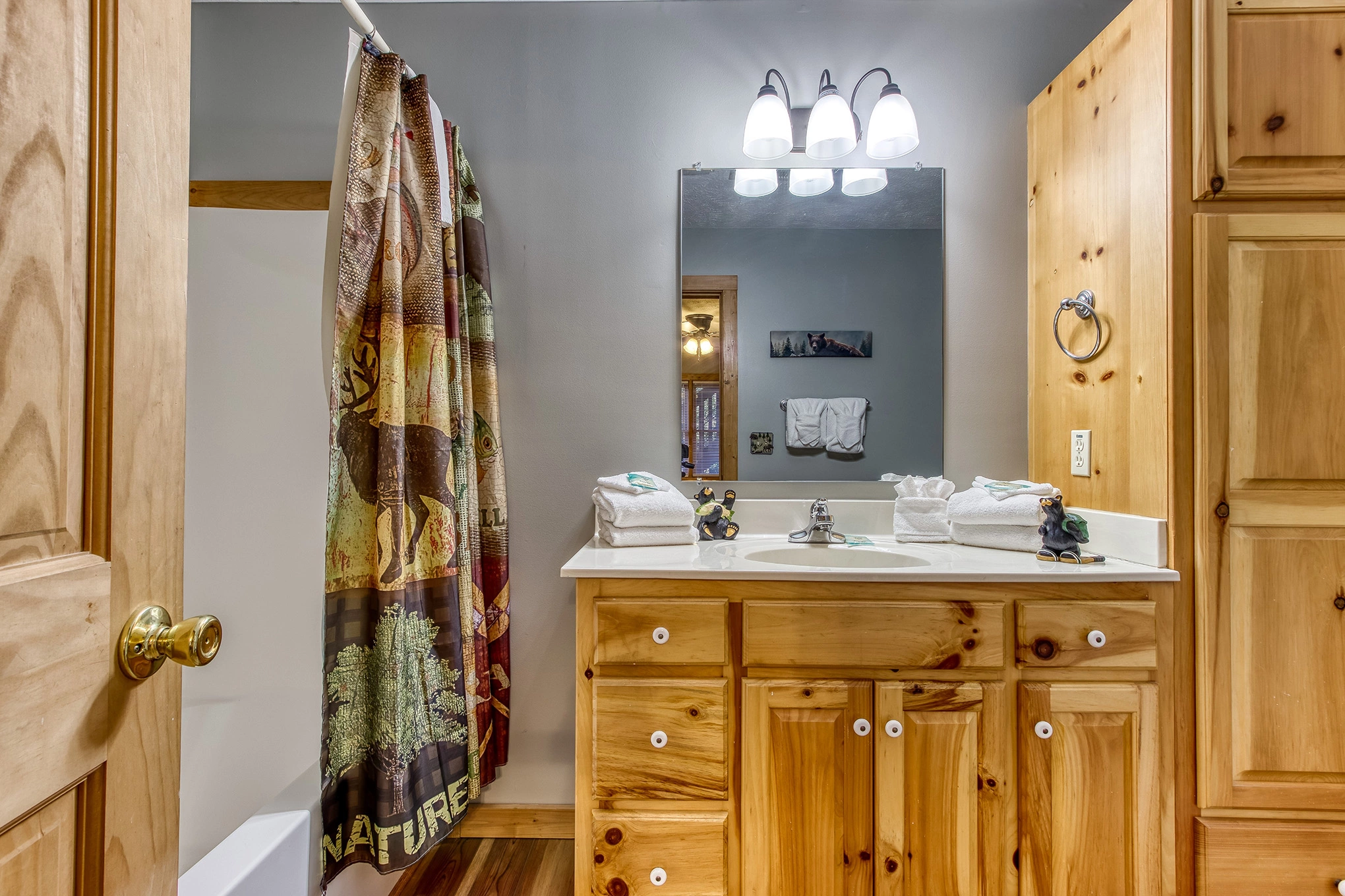 LAZY DAZE LODGE - 3 bedroom Cabin in Gatlinburg | Alpine Chalet Rentals