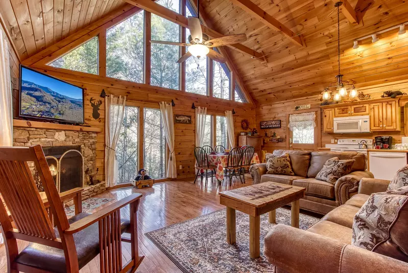 LAZY DAZE LODGE - 3 bedroom Cabin in Gatlinburg | Alpine Chalet Rentals
